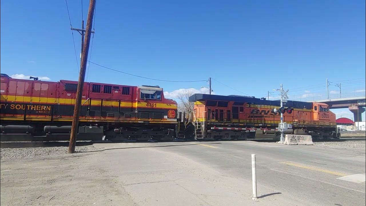 BNSF 5955 slowly leading a loaded coal train with KCS DPU out of Denver - YouTube