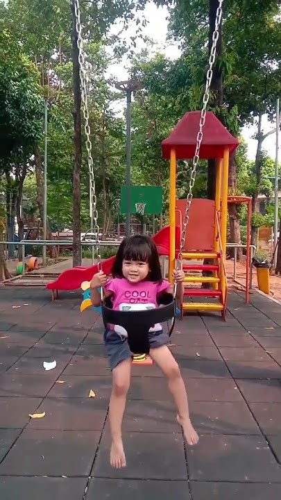 Elma bermain ayunan di Taman bermain - YouTube