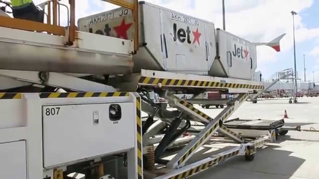 Aircraft Cargo loading during a turn around I What's Up Pilot? - YouTube