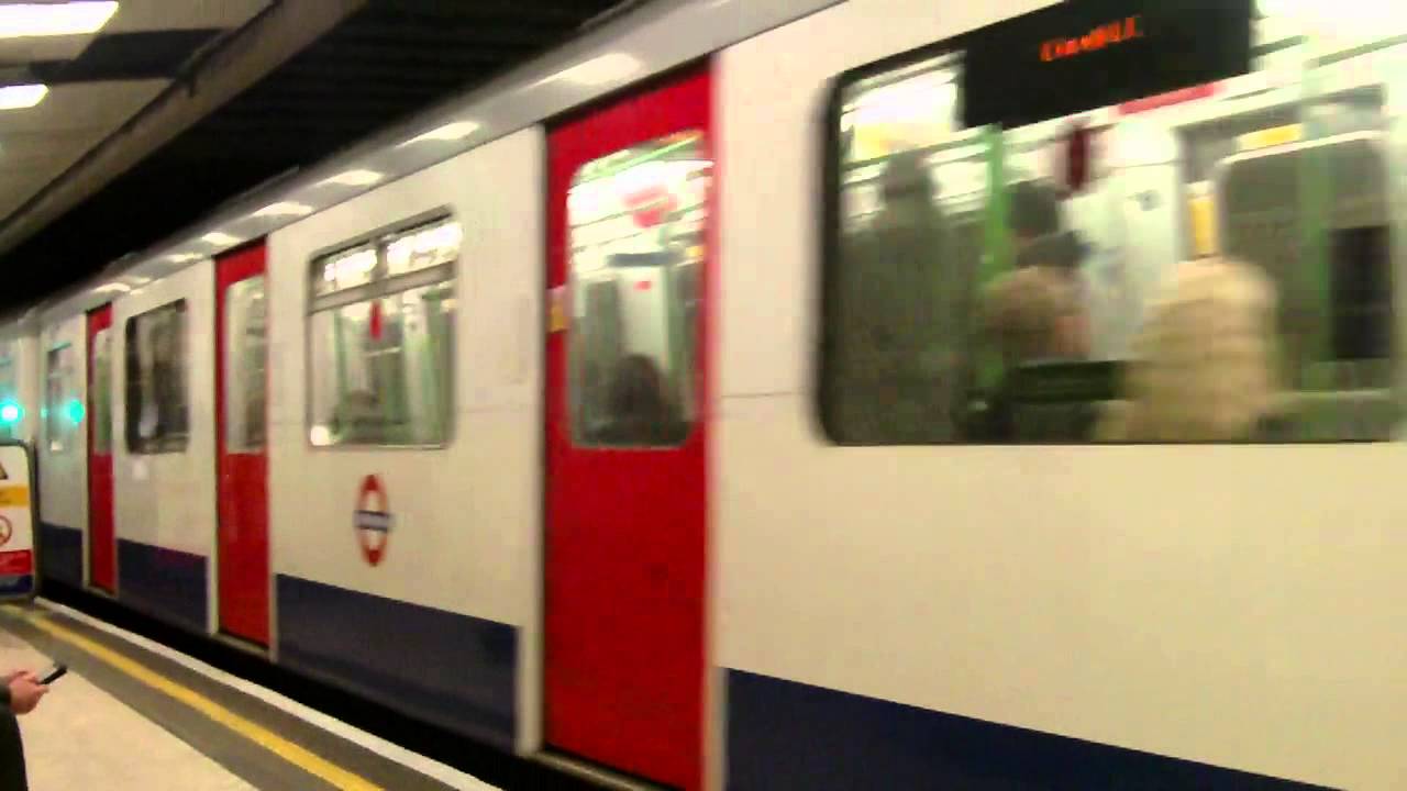 District Line train — Victoria Station (D78 Stock) - YouTube