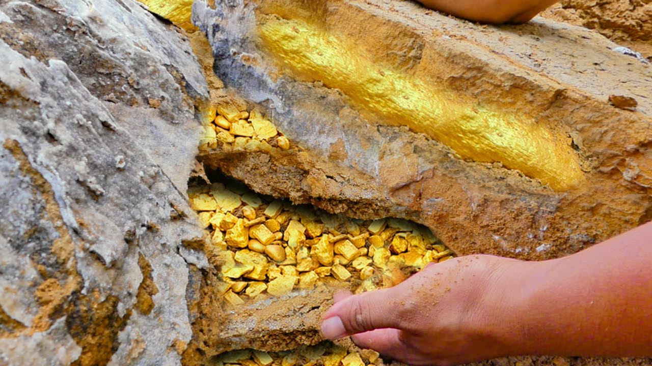 Incredible Treasure Hunting! Digging forTreasure in 100 years worth ...
