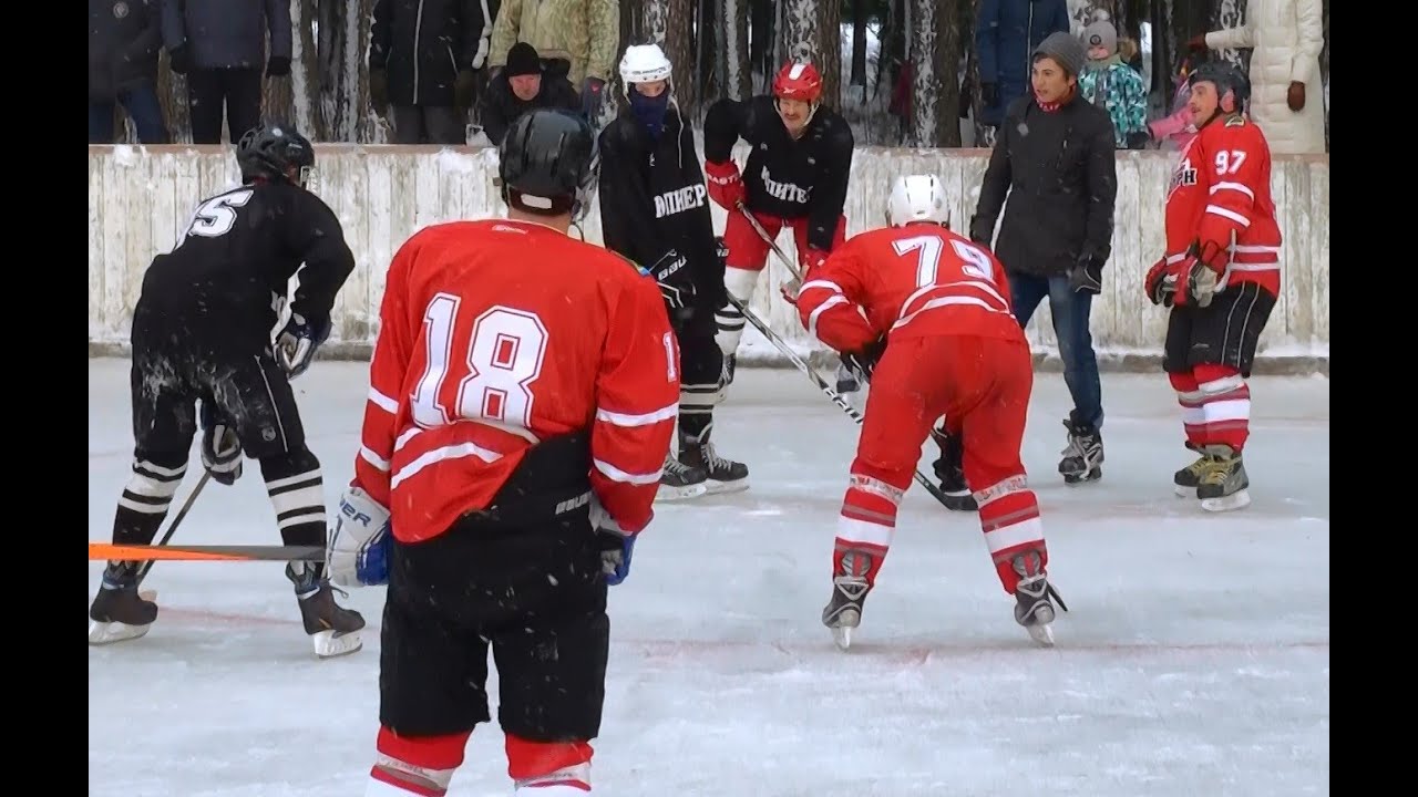 it must be seen! unusual slashing the puck! это надо видеть ...