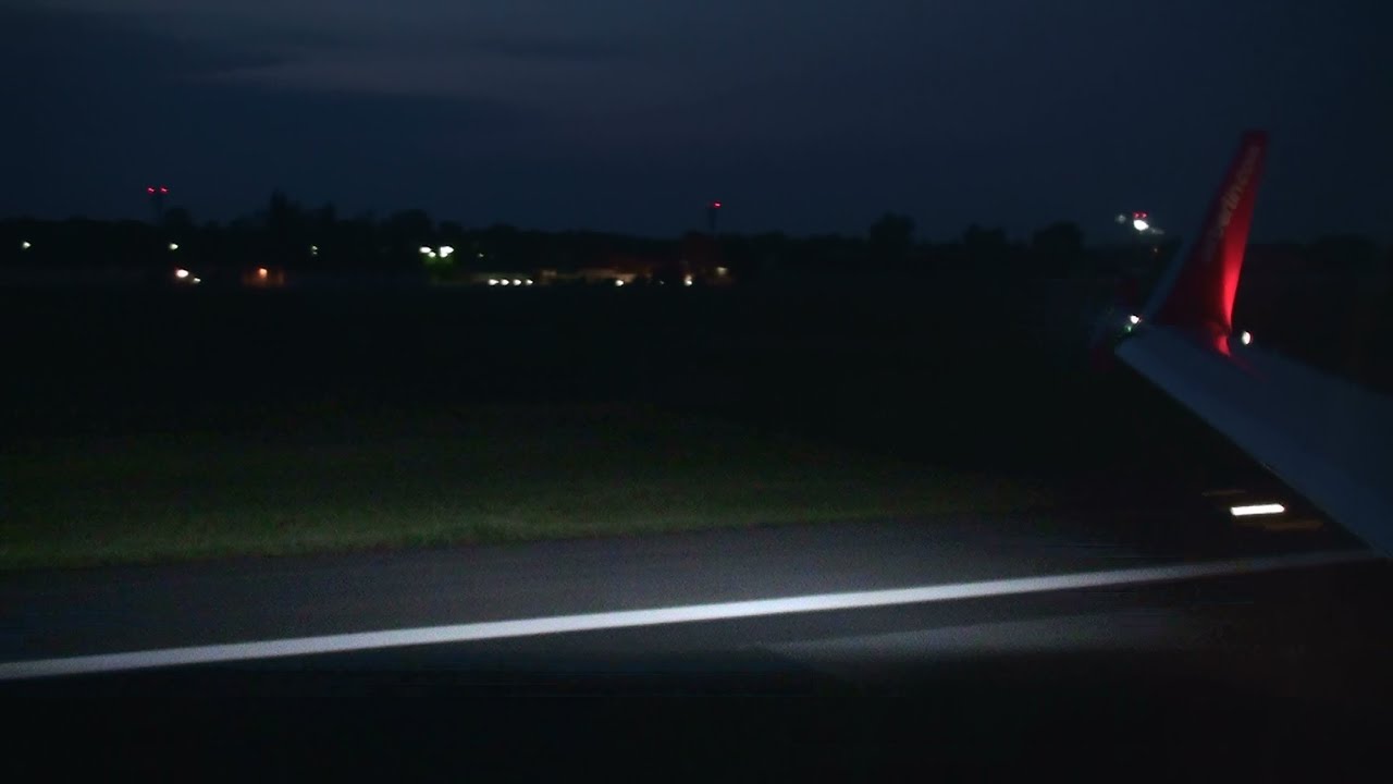 Air Berlin Boeing 737 (OneWorld Livery) Night Landing at Berlin Tegel ...