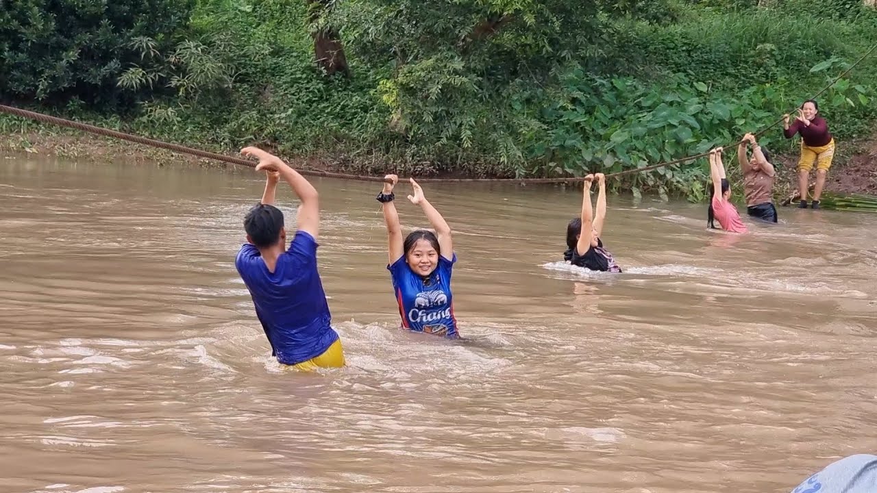 cov me nyuam peb xyaum sib xeem ua luam dej lom zem thiab txaus tshai ...