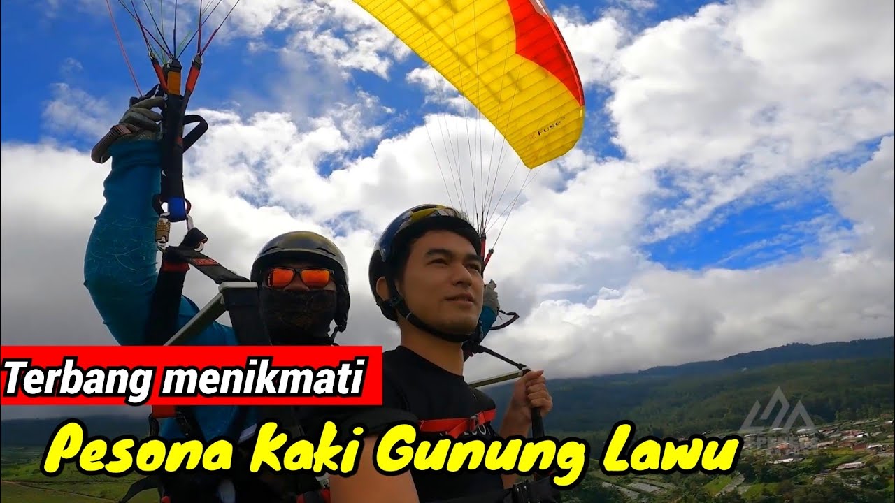 Terjun Payung Tandem di Bukit Paralayang Kemuning Lereng Gunung Lawu ...