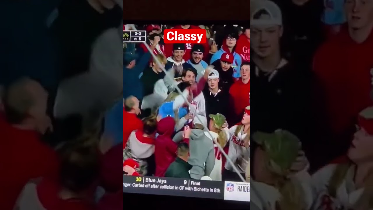St. Louis Cardinals fan catches foul ball and flips off Phillies fan ...
