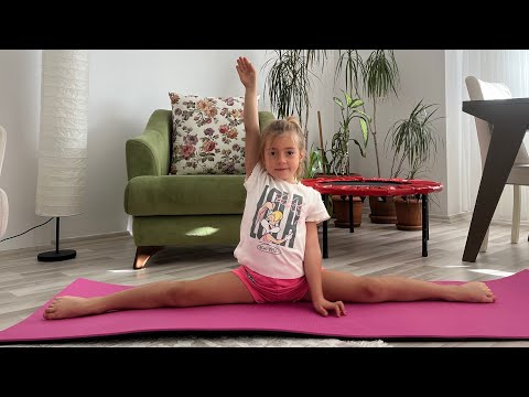 Lara ile jimnastik hareketleri yapma. Çocuklar için spor. Parende, sıfır açma, sgabat hareketi öğren