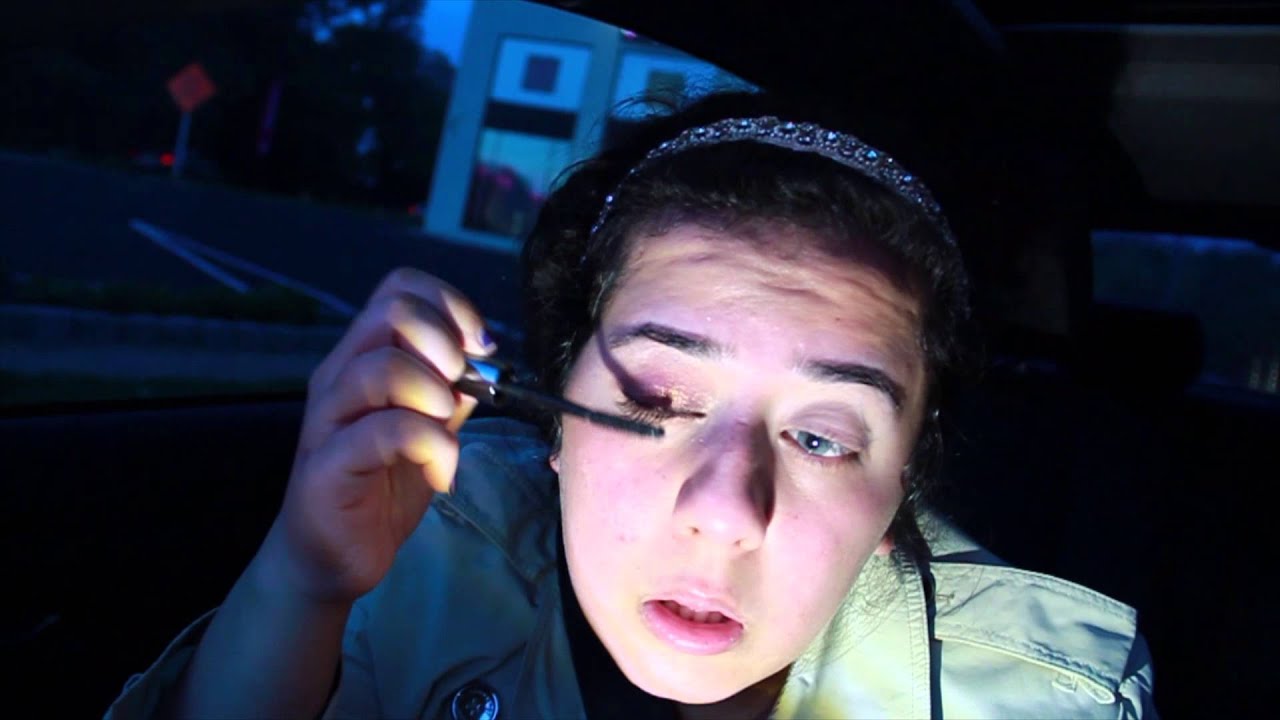 How I save time by doing my eye makeup in the car - YouTube