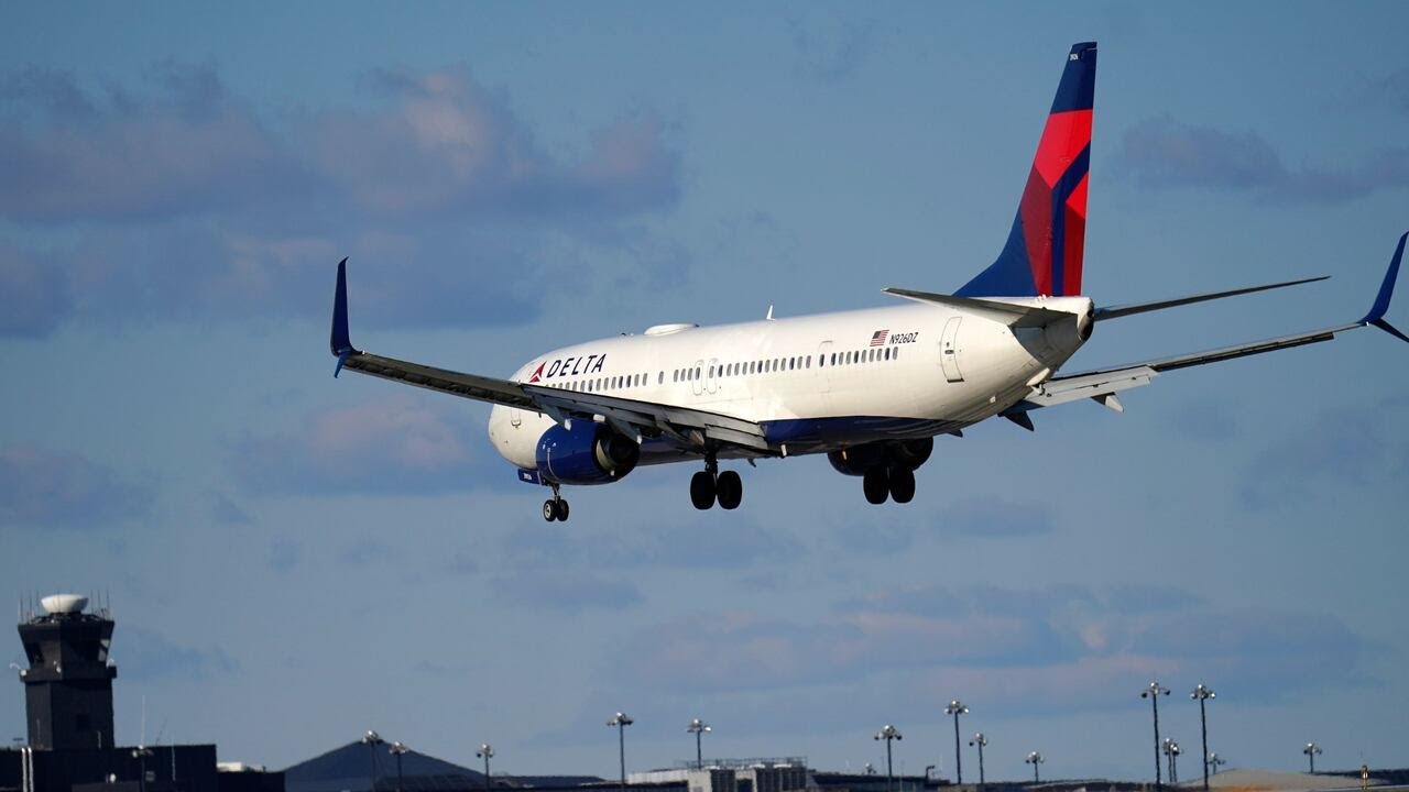 2 Delta planes with Atlanta ties divert due to in-flight issues - YouTube