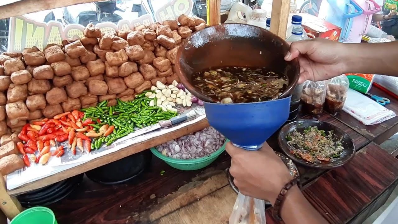 OMG TAHU GEJROT KUAH BERJIBUN DITUANGNYA PAKAI CORONG BESAR !!! OH MAS ...