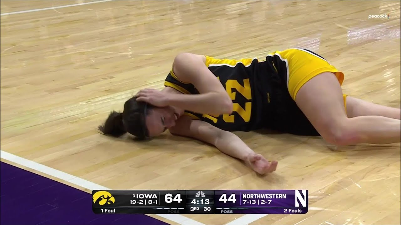 🤕 Caitlin Clark SHAKEN UP After ELBOW To Head/Ear On Made Shot, NO FOUL ...
