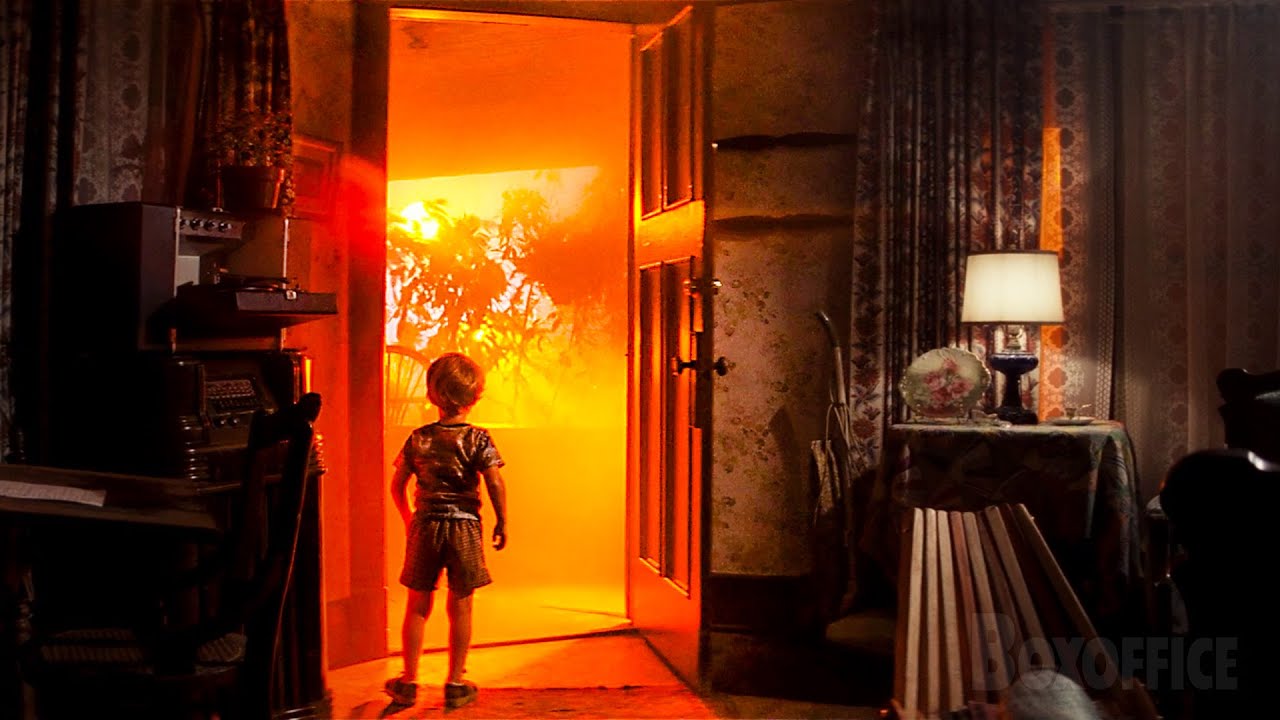 Their house is attacked by aliens | Close Encounters of the Third Kind ...