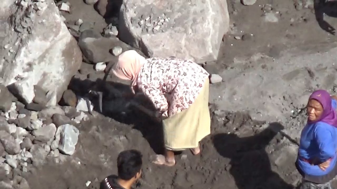 MERAPI ERUPSI EYANG PUTERI SEMANGAT BERBURU EMAS HITAM MERAPI - YouTube