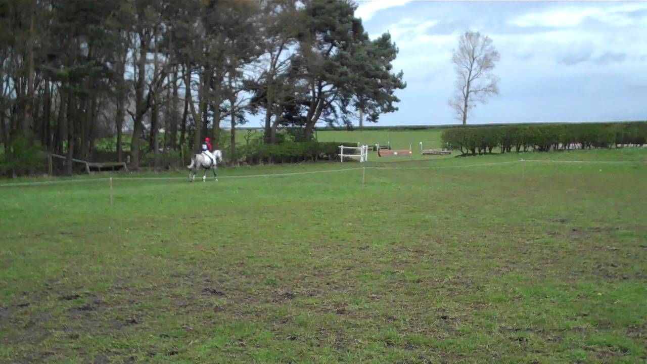 Breckenbrough showx 2nd May '16 first 2 fences - YouTube