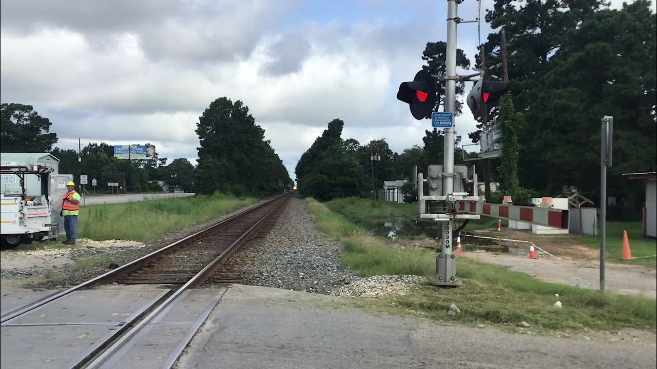 UP 8667 SB SD70ACE K5LLA Sick Leads Grain Hopper DPU GEVO Magnolia,Tx - YouTube