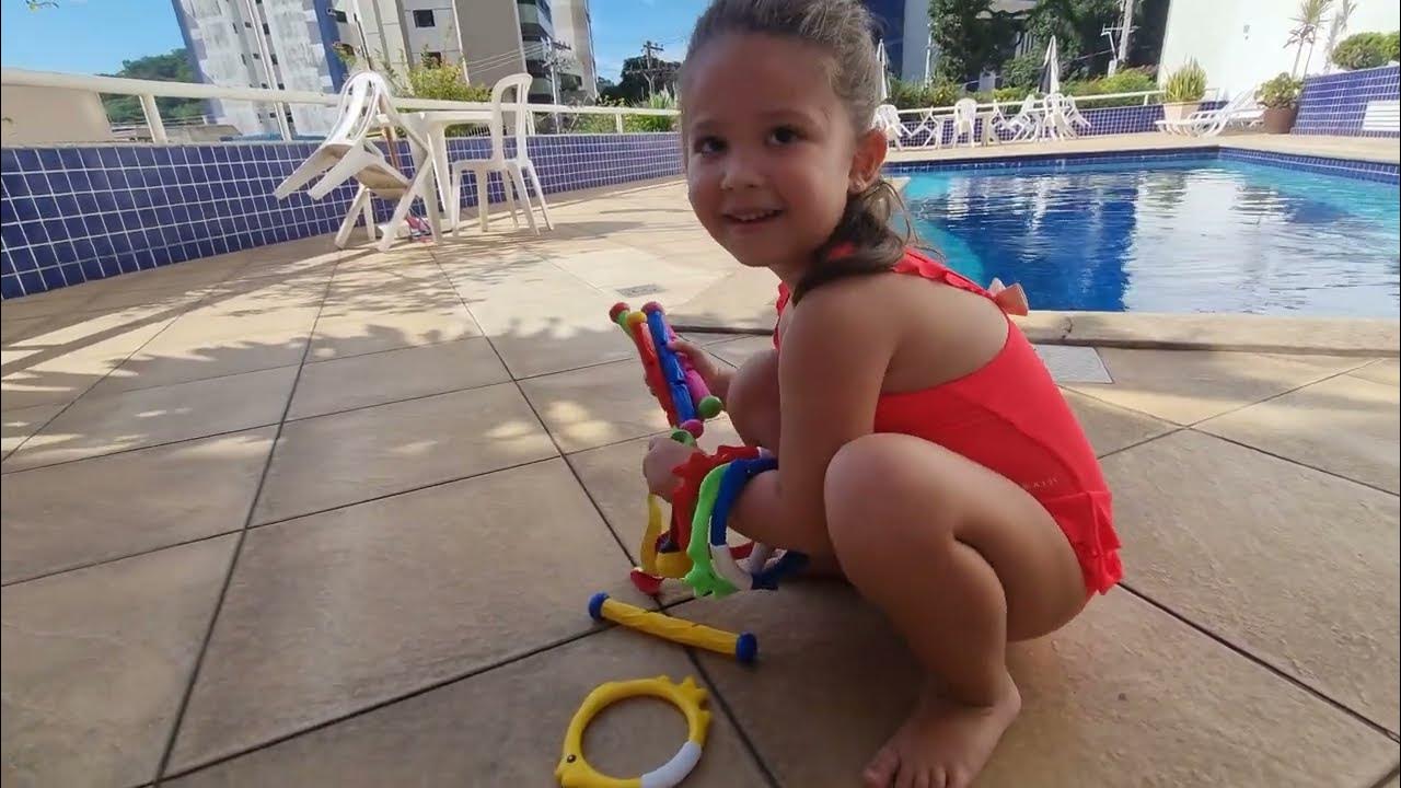 Brincando na piscina com a Larinha! - YouTube