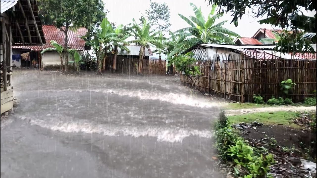 Super Heavy Rain in a Cikeong village|Very riskyWhen there isLightning ...