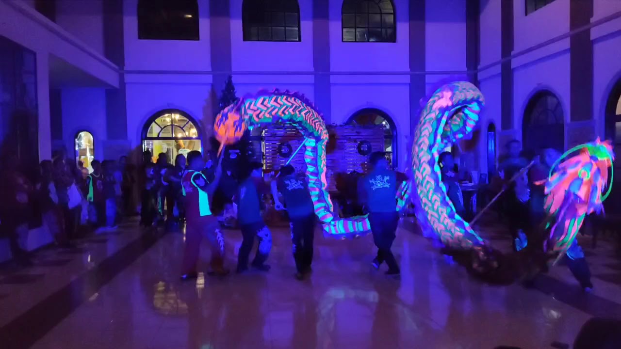 Pertunjukan Liong UV untuk mengakhiri 2019 menuju 2020 - YouTube