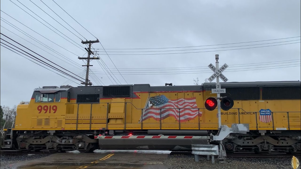 UP 9919 Rocklin Rocket Local East - 20th Street Railroad Crossing, Sacramento CA - YouTube