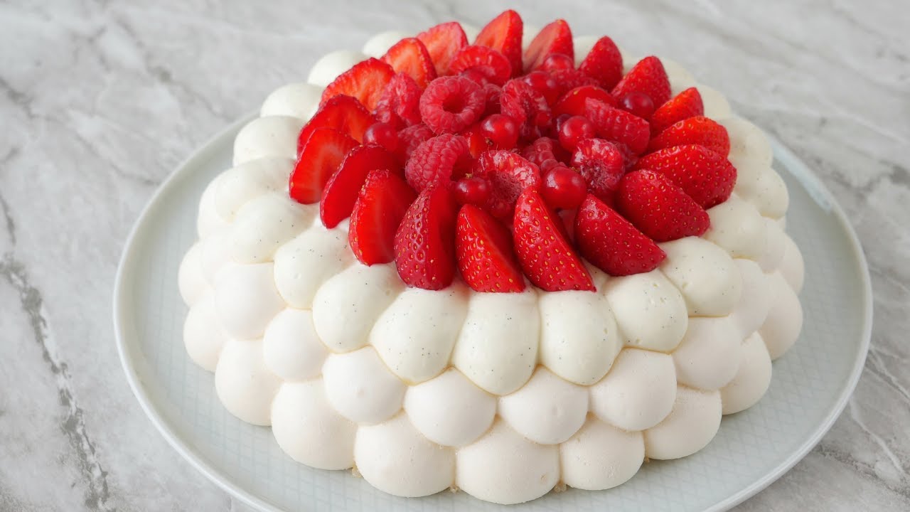 PAVLOVA aux FRUITS ROUGES - Recette de Meringue française - YouTube