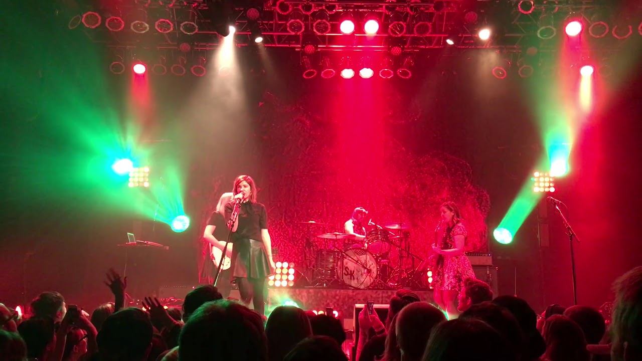 Sleater Kinney - Merry Christmas (I Don't Want to Fight Tonight ...