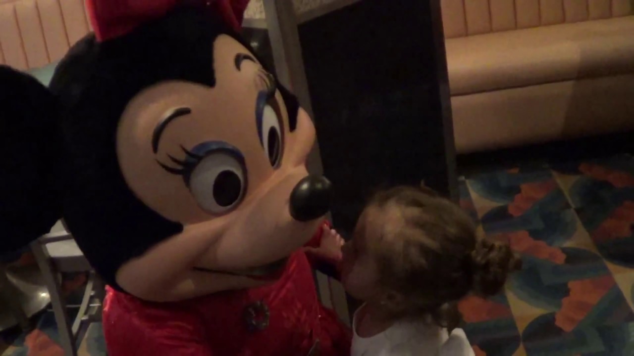 Meet and greet Minnie Mouse Hollywood and Vine Disney World - YouTube