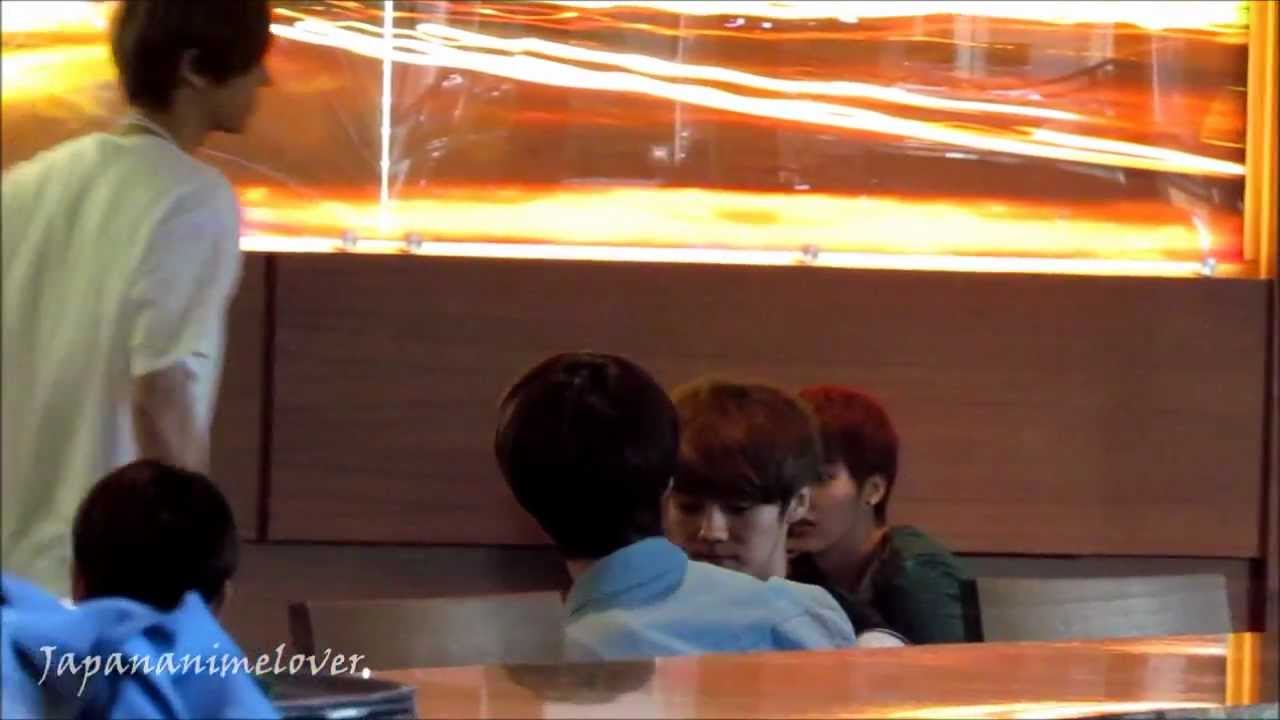 EXO eating breakfast pt.1 120519 - YouTube