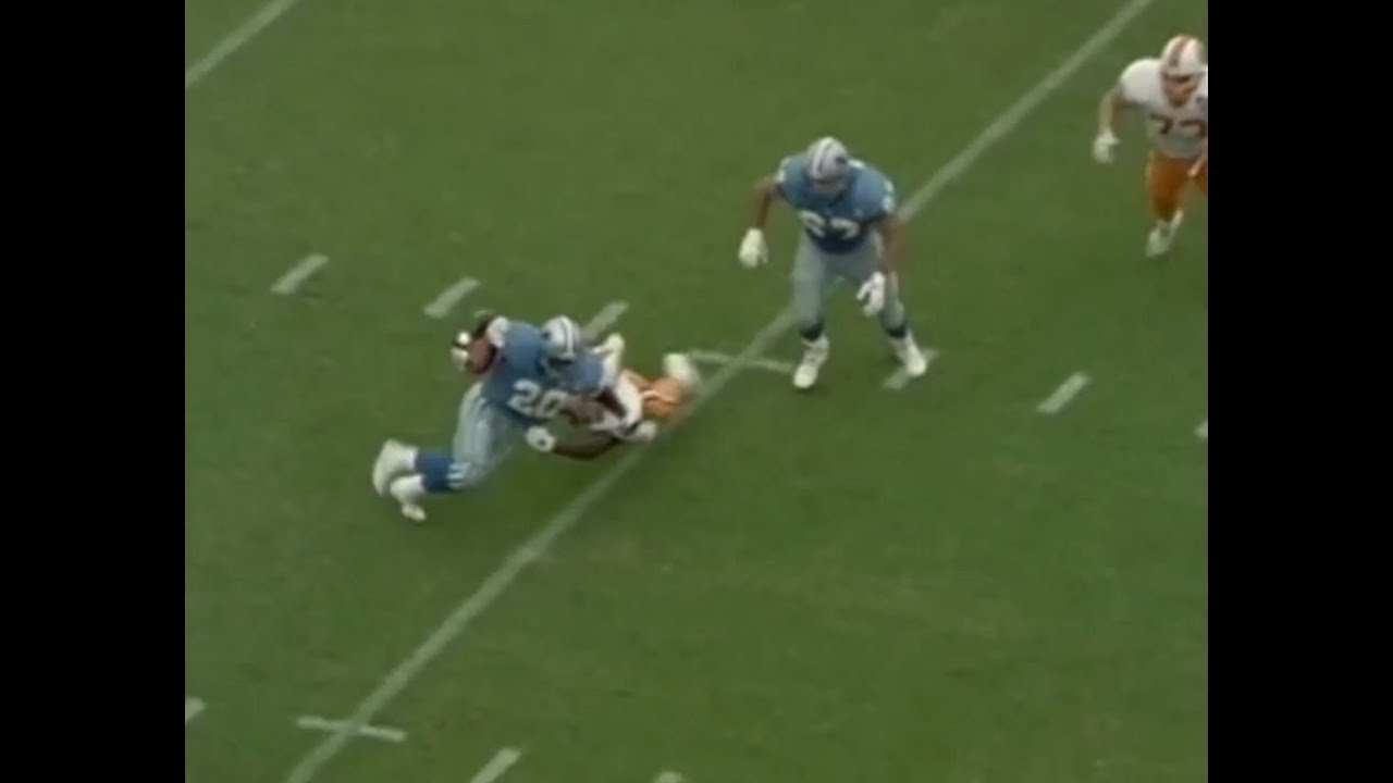 Barry Sanders runs with one shoe against Tampa Bay Buccaneers - YouTube