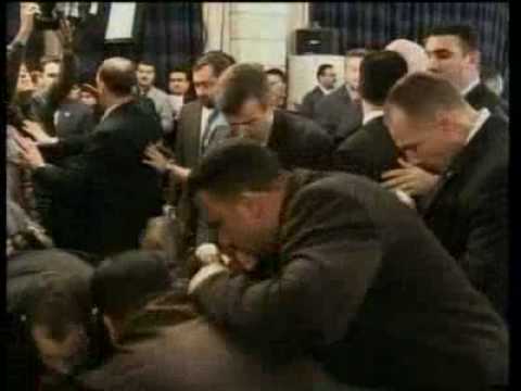 Bush dodges shoes thrown at him by Iraqi journalist - YouTube