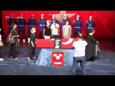 Ece Uslu'nun gözyaşları... Usta tiyatrocu Nedret Güvenç'i son yolculuğuna uğurladı