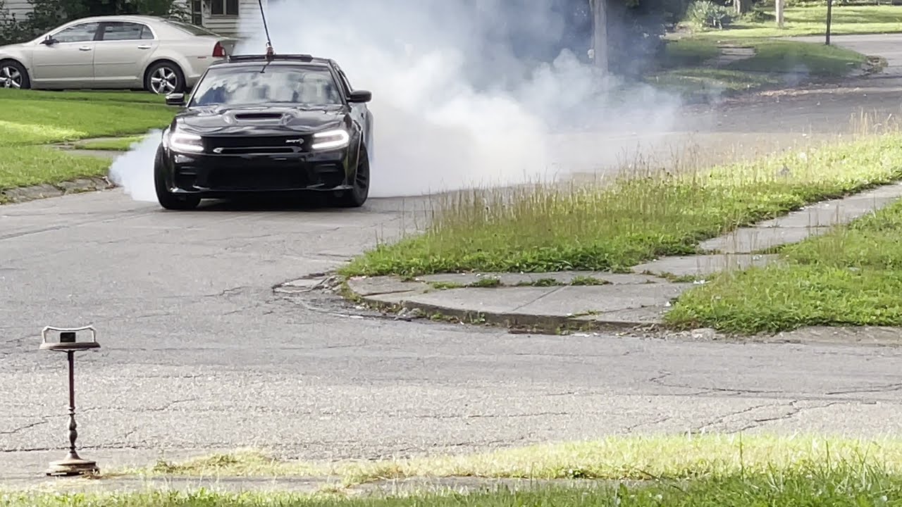 2021 hellcat Charger Burnout - YouTube