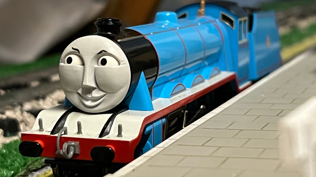BACHMANN GORDON THE EXPRESS COACHES WITH CUSTOM HAPPY FACE - YouTube