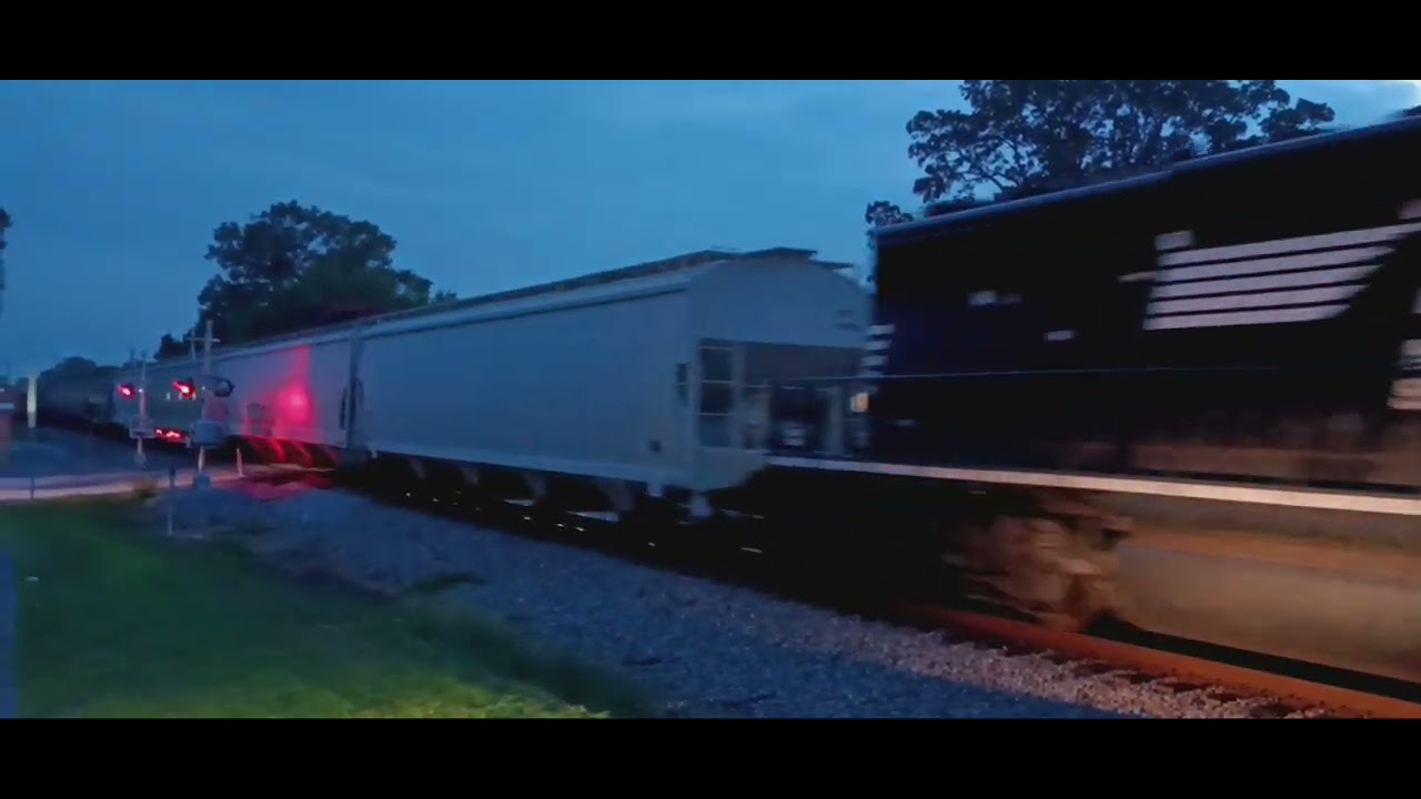 NS P12 with NS 4359 AC44C6M NS 4395 AC44C6M and NS 3469 SD40-2 - YouTube