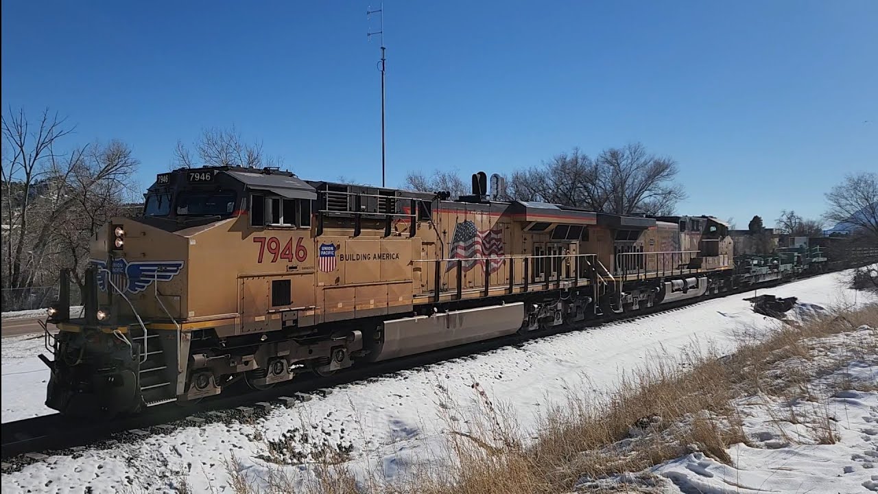 UP 7946 Leads a Northbound Loaded Rail Train with a Horn Salute 1/28/24 ...
