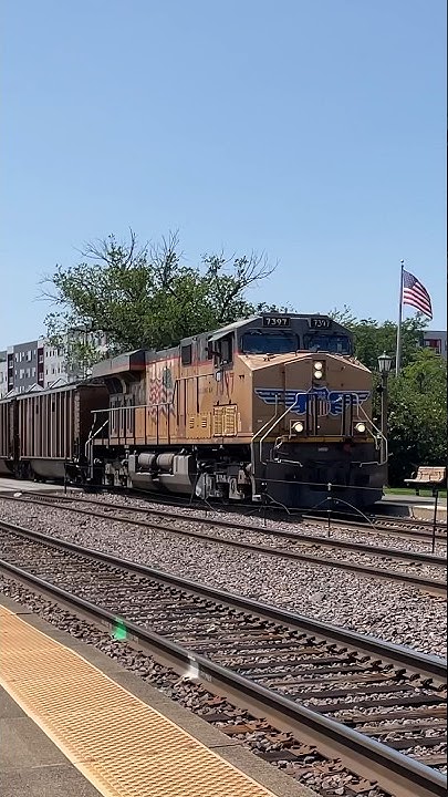 UP 7397 leads UP CWTMQ past Elmhurst with an awesome crew! - YouTube