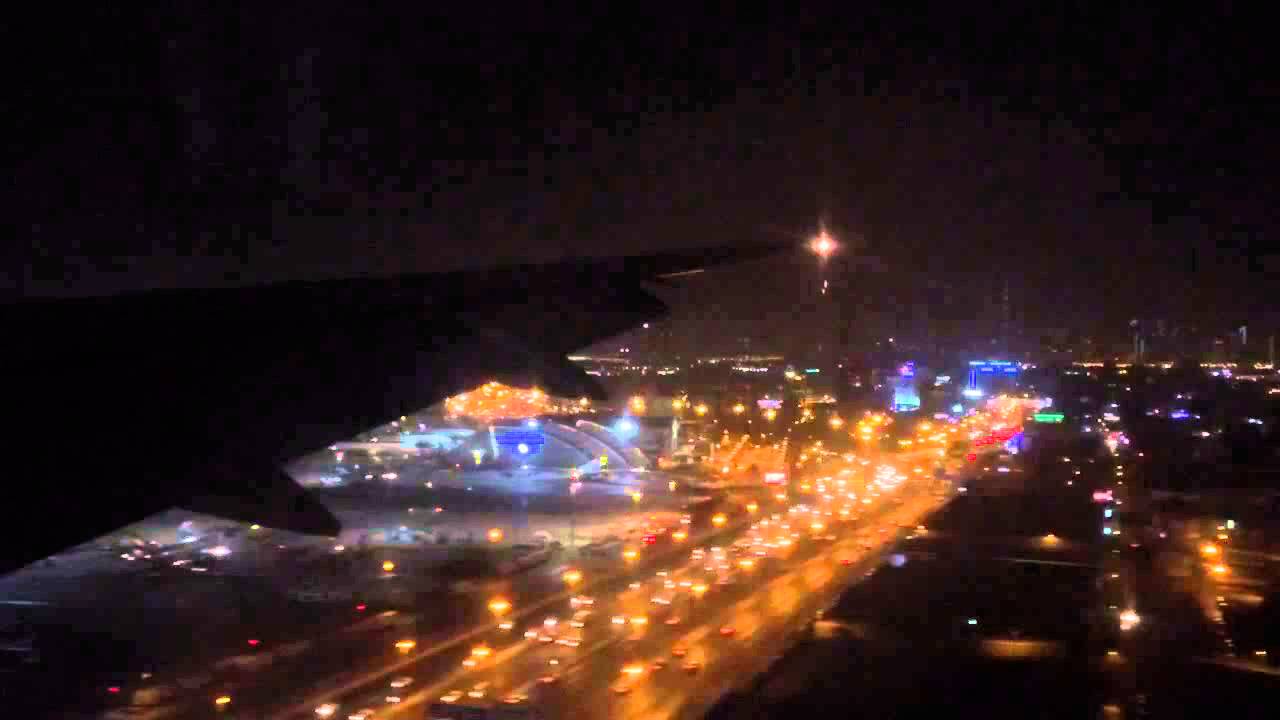 Emirates 777-300 night landing Dubai - YouTube