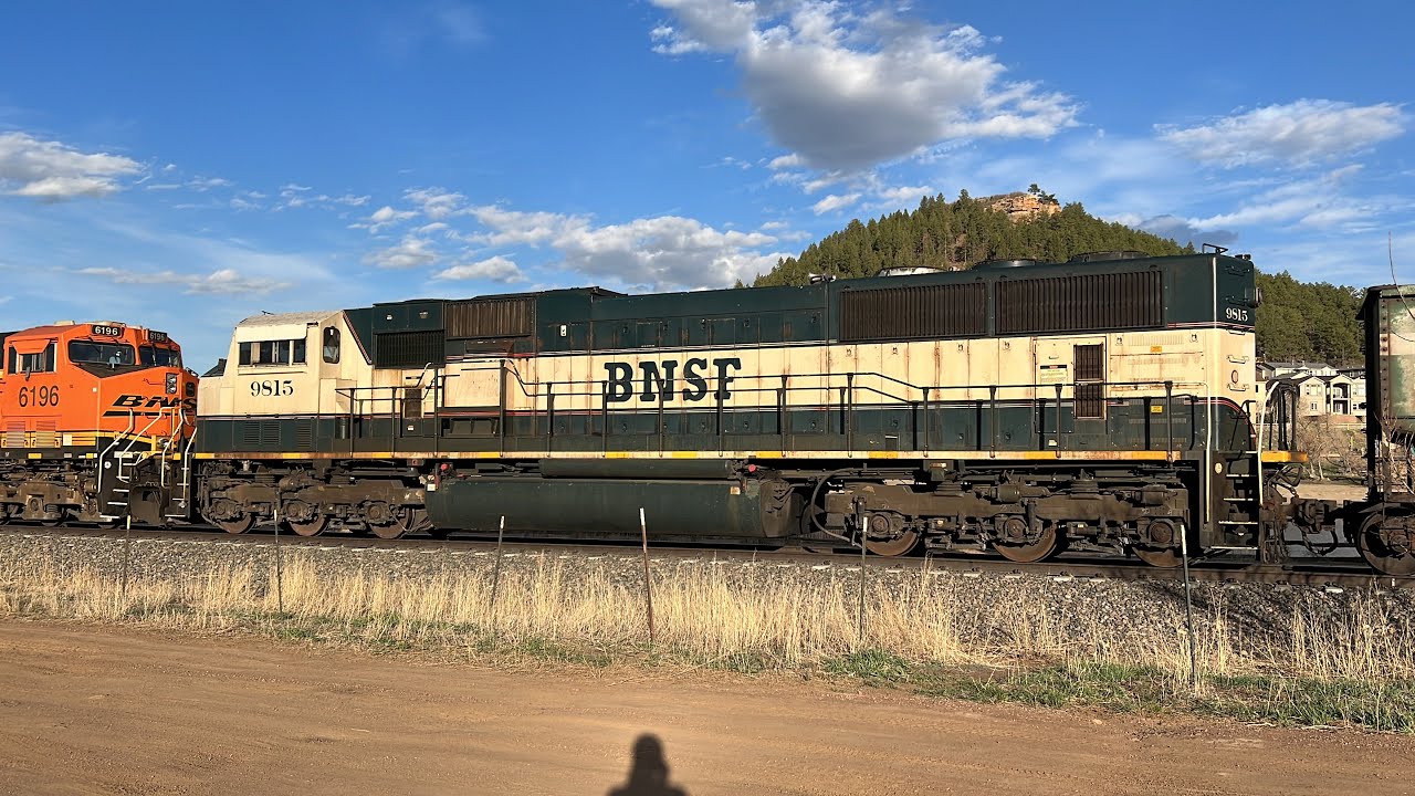 SD70MAC DUO! BNSF 5671 LEADS THE C-BTMCRD0-20D WITH TWO SD70MACS! - YouTube