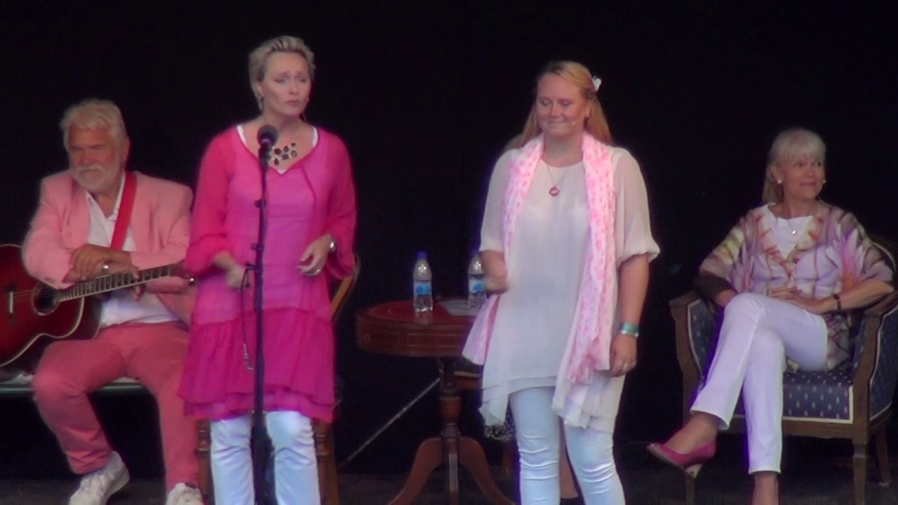 Marie Kühler och Amanda Flack ( Från stjärnkväll på slottet 2013 ...