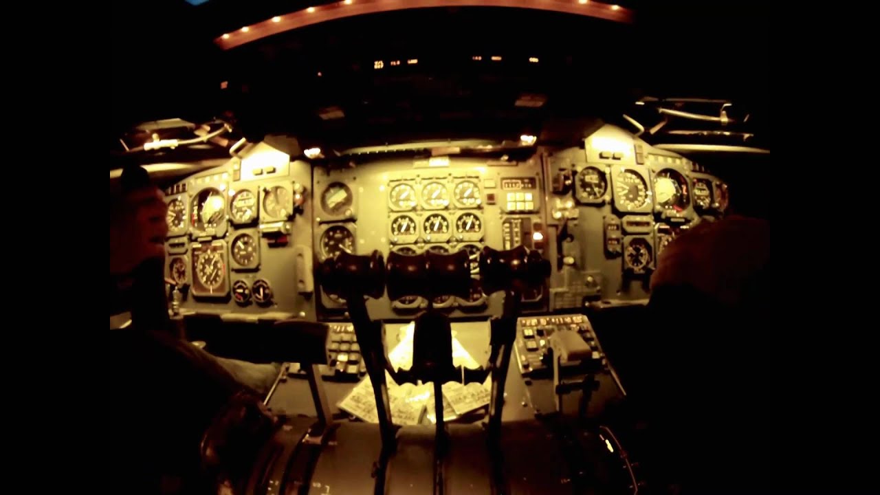 Full-size DC-10 simulator - YouTube