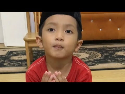 BOCIL sholeh mendo'akan Ayah dan Ibu nya 😍❤️