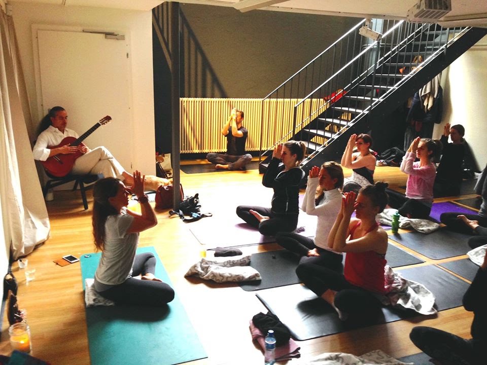 Community class @ lululemon - YouTube