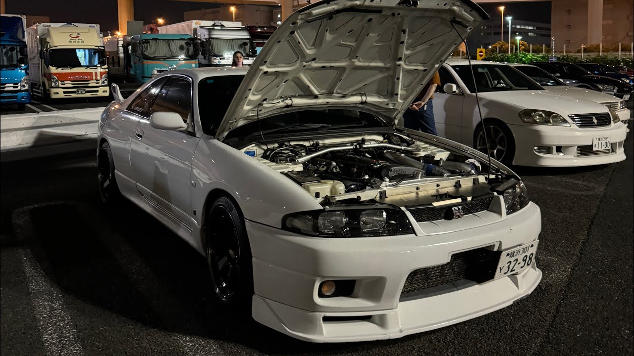 My friends took me to DAIKOKU PA in an R33 GTR Skyline - YouTube