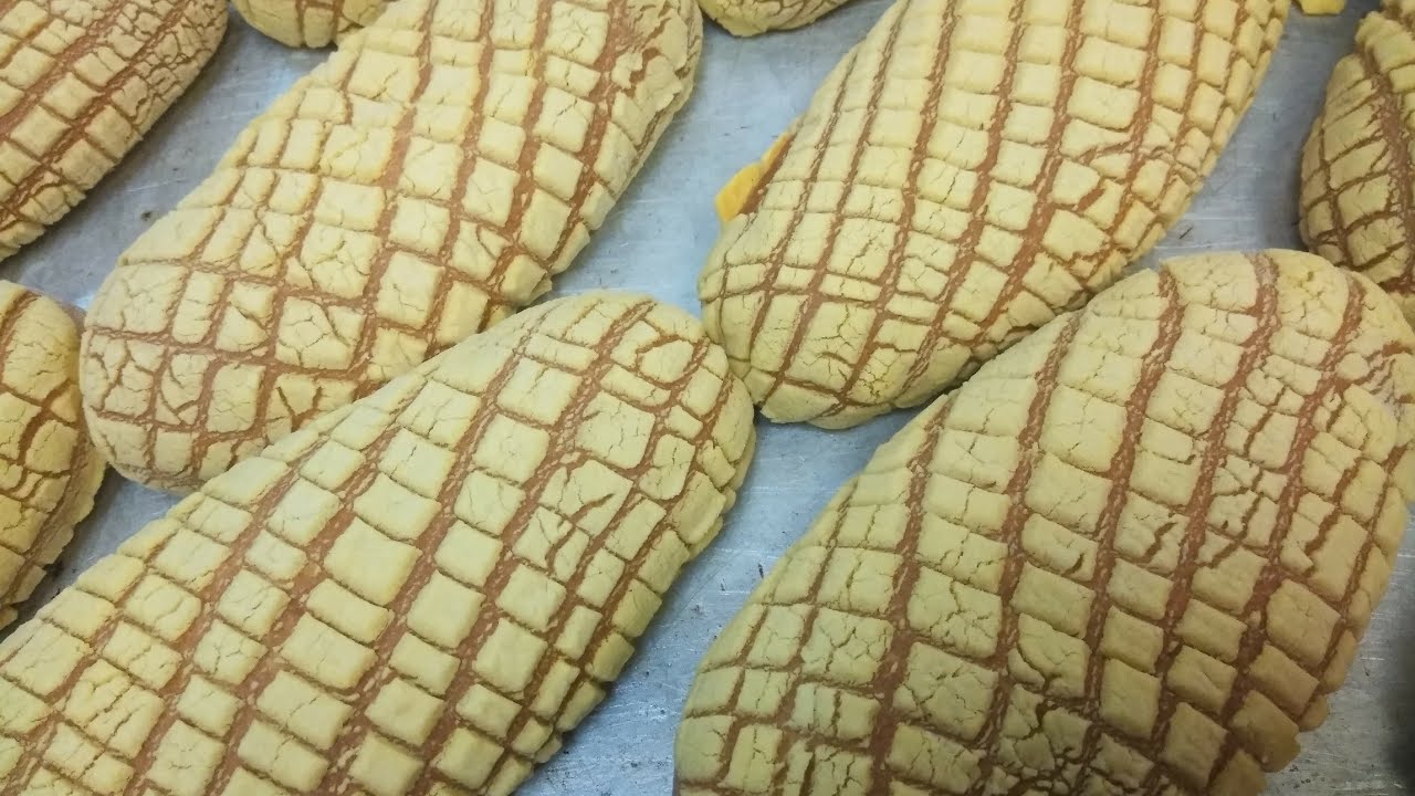 Cómo hacer elotes de pan rellenos de piña - YouTube