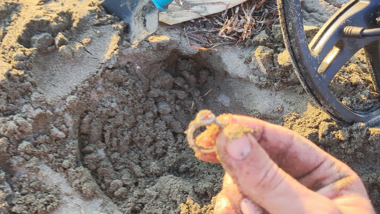 treasure hunt in sand - YouTube