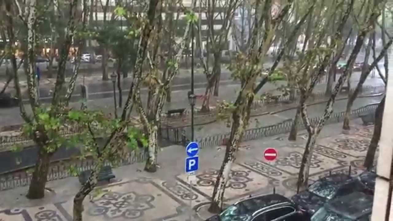 13/10/2014 - Temporal com chuva intensa, em Lisboa (Avenida da ...
