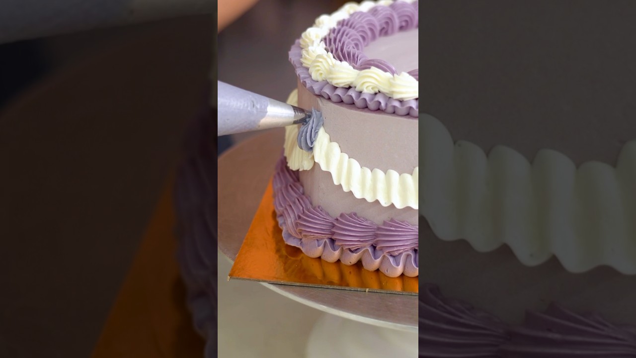 Vintage Piped Cake 💜 I can watch this piping all day long 😍 Full ...