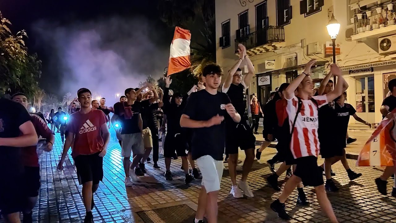 Πανηγυρισμοί των φιλάθλων του Ολυμπιακού μετά τη νίκη με τη Φιορεντίνα ...