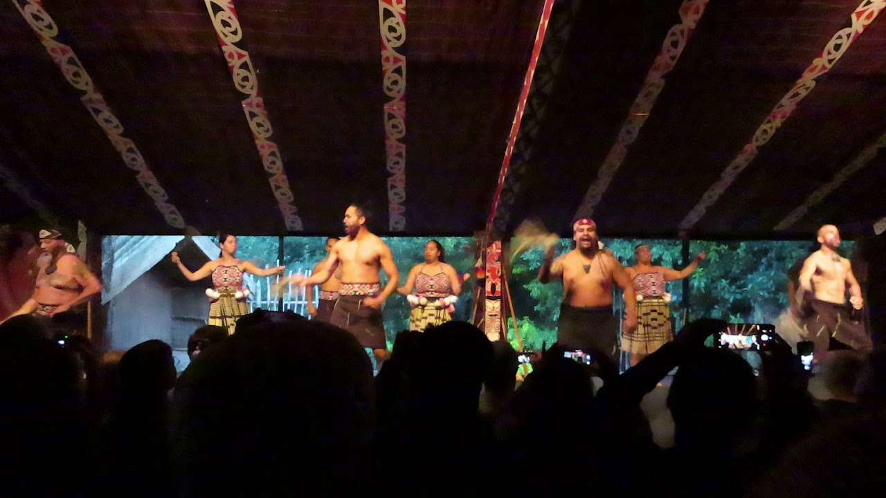 Traditional Maori singing and dancing - YouTube
