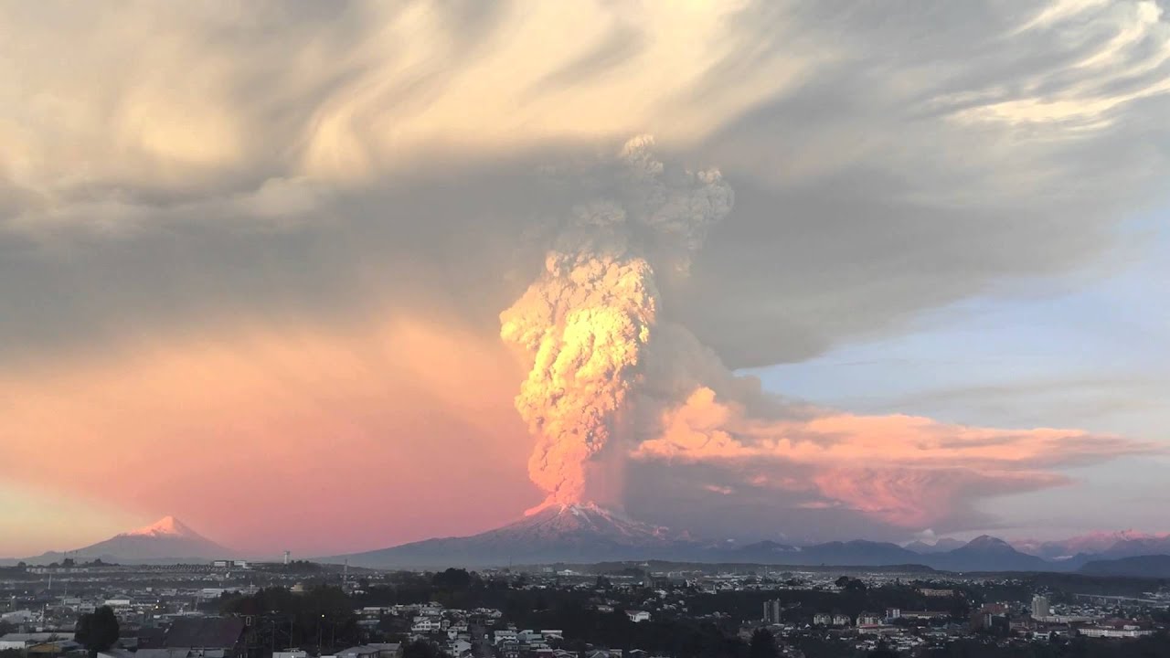 Calbuco volcano plinian eruption day 1. No time lapse - YouTube
