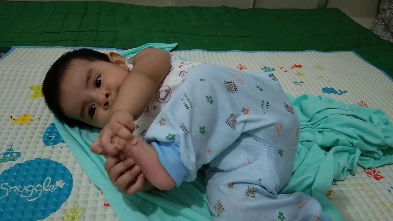 Baby stretching - YouTube